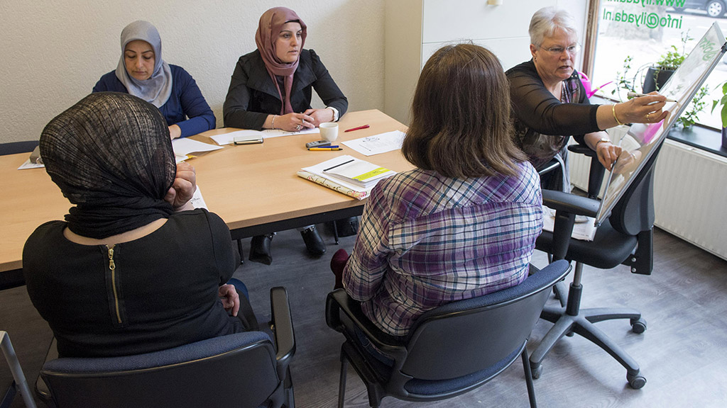 Wat is inburgering? – Wetten & regels | SER